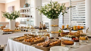 Buffet com diversas opções de comida e um arranjo floral.