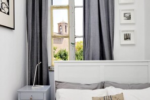 Apartamento, 1 quarto, no edifício anexo (Address: Via Garibaldi 70) | Vista do quarto