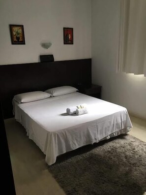 Minibar, secretária, cortinas/cortinados opacos 