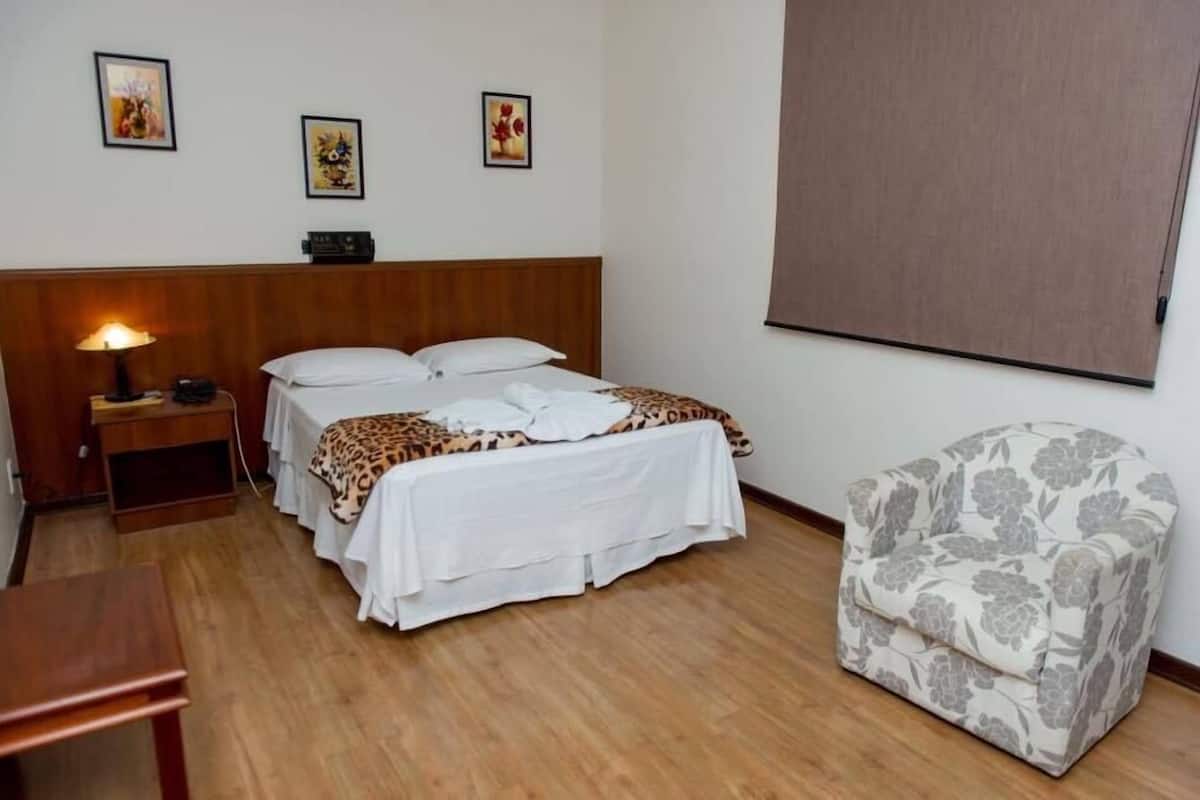 Quarto casal superluxo | Frigobar, escrivaninha, cortinas blackout, berços grátis