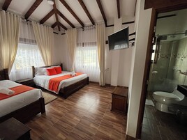 Quarto Triplo | Roupa de alta qualidade, edredões de penas, cortinas/cortinados opacos