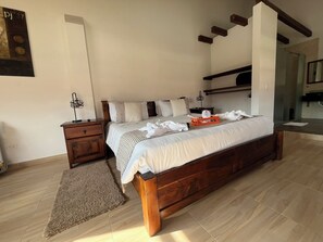 Suite, 1 cama king-size | Roupa de alta qualidade, edredões de penas, cortinas/cortinados opacos 