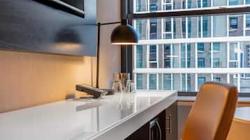 Quarto standard, 1 cama King, para não fumantes (Larger Room) | Roupas de cama premium, escrivaninha, ferros/tábuas de passar roupa