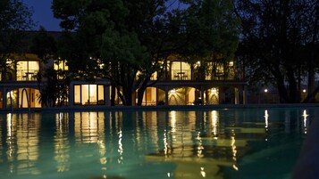 Piscina exterior sazonal, espreguiçadeiras 