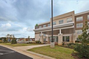 Edifício Holiday Inn Express com design moderno, apresentando telhado plano, janelas amplas e fachada de tijolos.