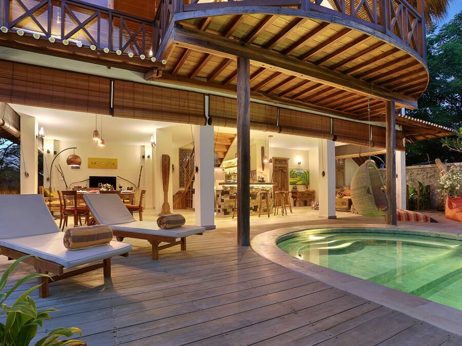 Piscina externa, espreguiçadeiras