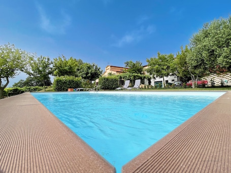Piscina exterior . Angelucci Agriturismo con Camere e Agri Camping