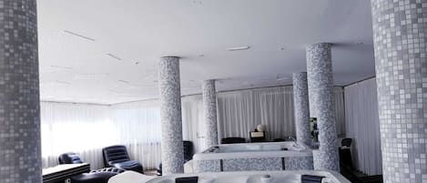 Salas para tratamentos a dois, sauna seca, banheira de hidromassagem