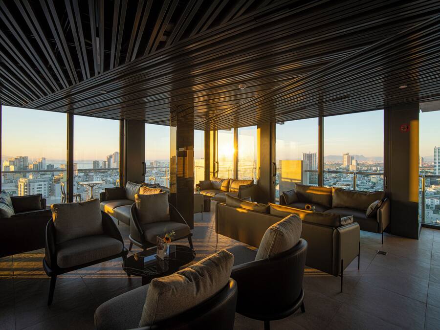 Este bar no terraço do hotel, junto à piscina, aberto diariamente