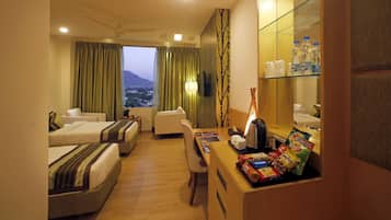 Quarto casal ou duplo luxo, 1 quarto, vista para a cidade | 1 quarto, roupas de cama premium, frigobar, cofres nos quartos