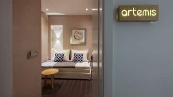 Superior Suite with Old Town View and Balcony | Roupas de cama premium, camas com colchões pillow-top
