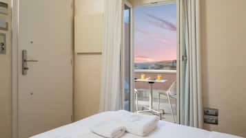 Petit Room with Terrace and Panoramic View | Roupas de cama premium, camas com colchões pillow-top