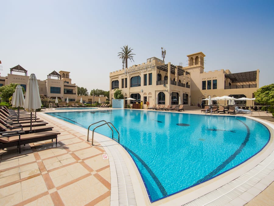 Piscina externa, espreguiçadeiras