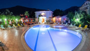 Piscina externa sazonal, guarda-sóis, espreguiçadeiras