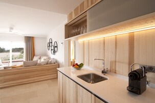 Villa Nobre, terraço (hot tub) | Kitchenette privada | Um frigorífico/congelador grande, um micro-ondas, uma placa de cozinha 