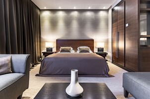 Quarto premium, banheira de imersão | Frigobar, cofres nos quartos, escrivaninha, quartos à prova de som