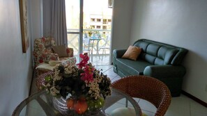 Apartamento, 2 camas individuais | Sala de estar | Televisor LCD 