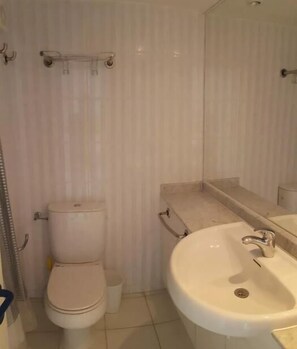 Apartamento família, 2 quartos, terraço | Banheiro | Chuveiro/banheira combinados, banheira de imersão, toalhas de banho 