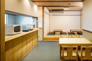 Geladeira, micro-ondas em uma área comum