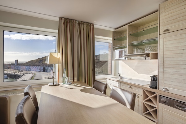 Suite (HPR) | Cozinha privada | Uma cafeteira/bule