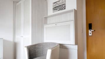Quarto Individual | Minibar, secretária, Wi-fi grátis, roupa de cama fornecida