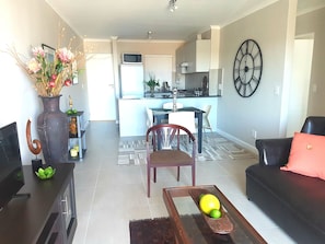 TWO BEDROOM APARTMENT (Coral Road) | Área de estar | TV 32 polegadas com canais via satélite, DVD player