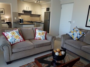 TWO BEDROOM APARTMENT (Coral Rd) | Área de estar | TV 32 polegadas com canais via satélite, DVD player