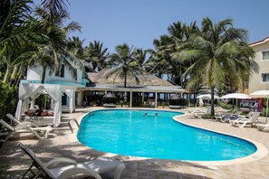 Piscina externa, espreguiçadeiras