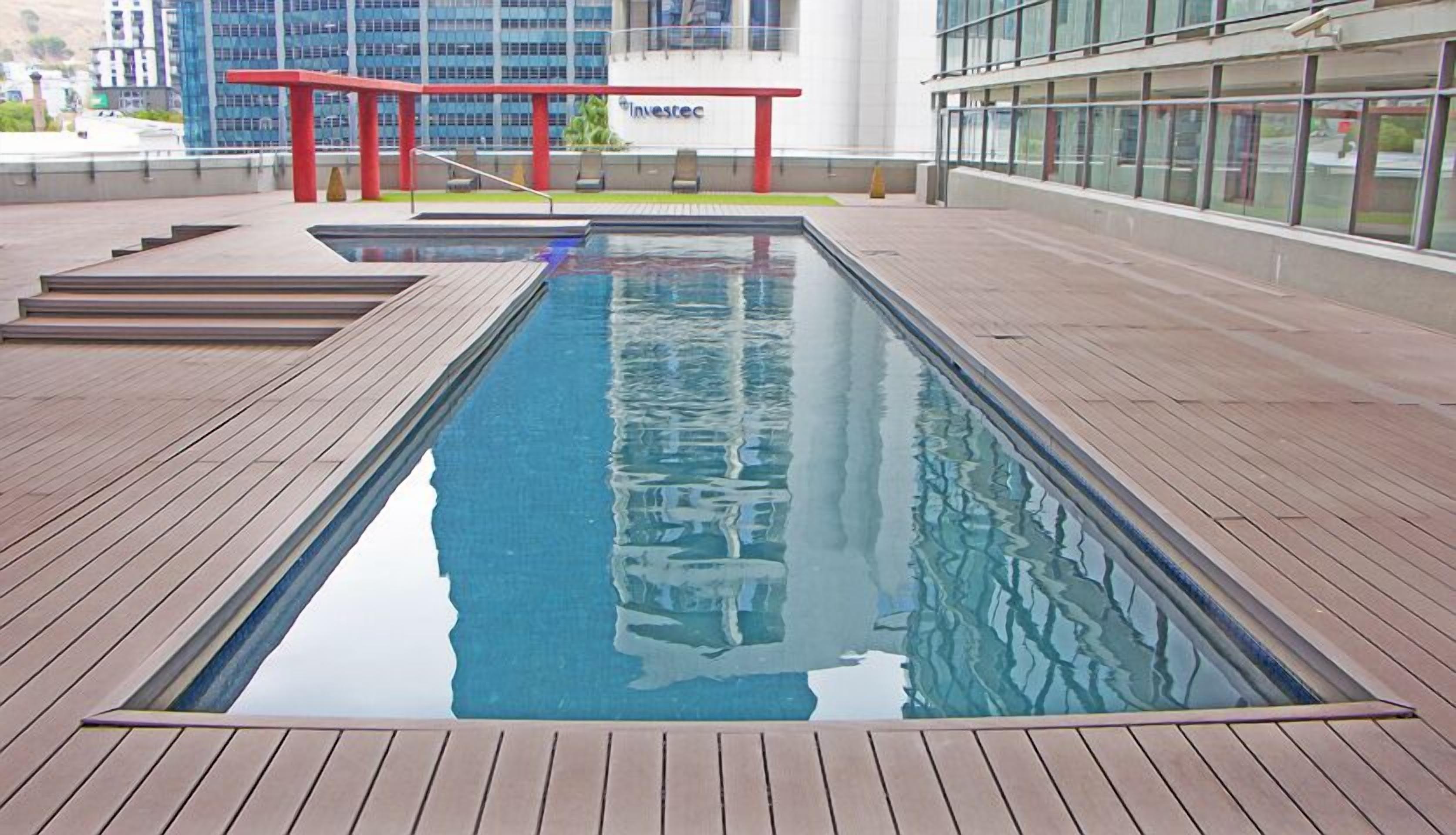 Piscina exterior, guarda-sóis, espreguiçadeiras 