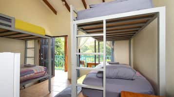 Quarto quádruplo standard, acessível, banheiro privativo | Roupas de cama premium