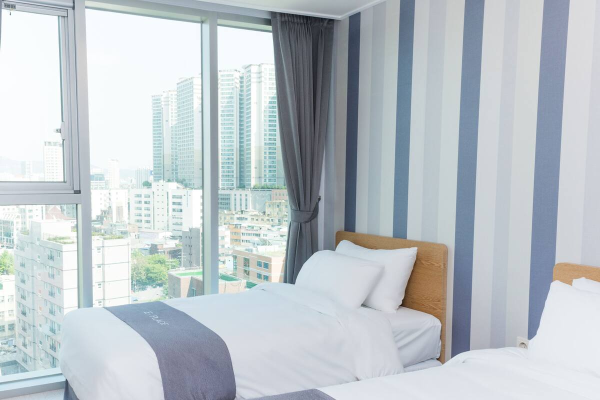 Quarto duplo superior | Cortinas blackout, Wi-Fi de cortesia