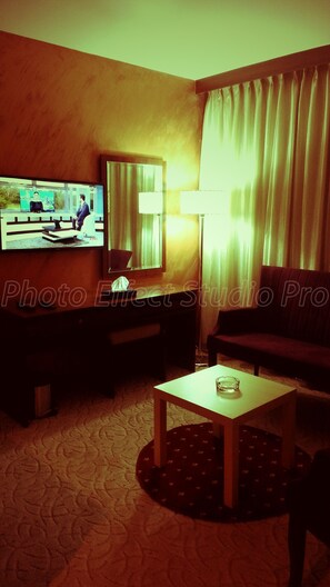 Suite, 1 quarto | Minibar, cofre no quarto, secretária, berços/camas para crianças grátis 