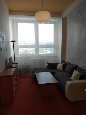 Suíte conforto, 1 quarto | Sala de estar | TV de tela plana