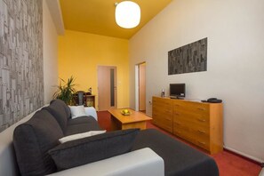 Suíte conforto, 1 quarto | Sala de estar | TV de tela plana