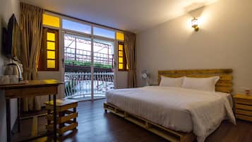 Quarto luxo, 1 cama King, sacada | 1 quarto, ferros/tábuas de passar roupa, Wi-Fi de cortesia
