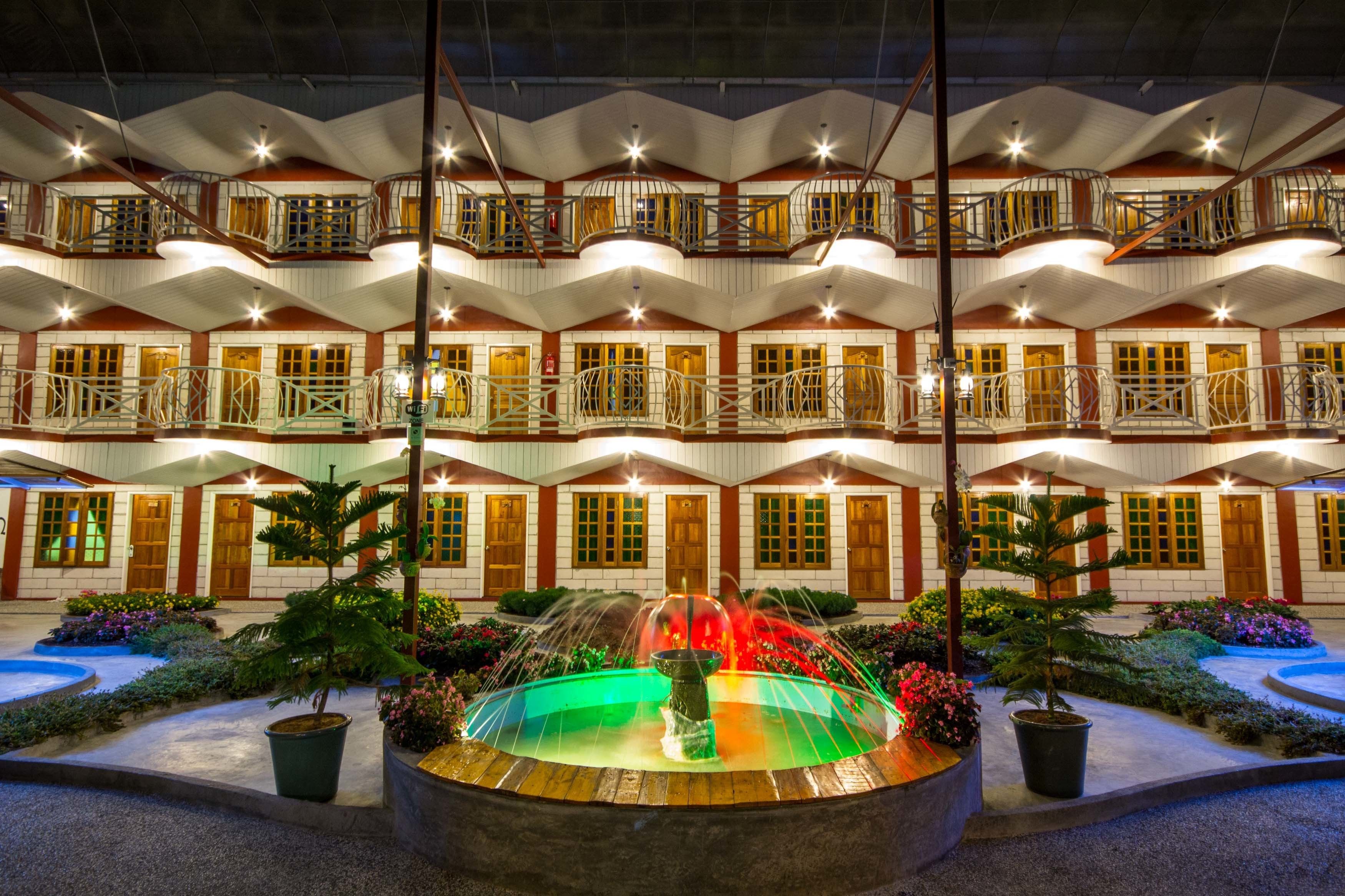 Fachada do alojamento (tarde/noite)