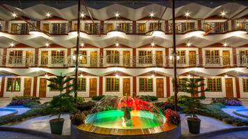 Fachada do alojamento (tarde/noite)