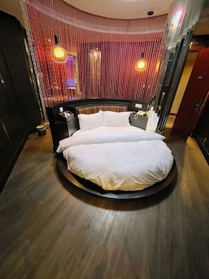 Minibar, cofre no quarto, secretária, cortinas/cortinados opacos 