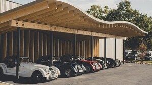 Uma área de estacionamento coberta com carros antigos.