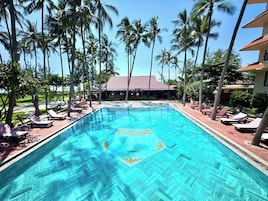 Piscina exterior, da(s) 7:00 à(s) 21:00, guarda-sóis, espreguiçadeiras