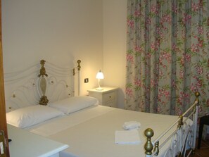 Quarto Duplo, vista para o resort, no rés do chão | 1 quarto, minibar, secretária, Wi-fi grátis 