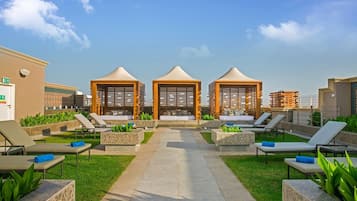 Piscina externa, funciona das 7h às 20h, guarda-sóis, espreguiçadeiras