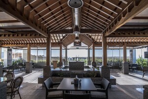Bar junto à piscina