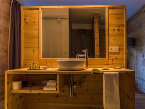 Quarto Duplo Deluxe | Minibar, cofre com capacidade para portátil, secretária