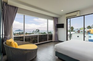 Deluxe Suite with Sea View | Roupas de cama premium, cofres nos quartos, escrivaninha