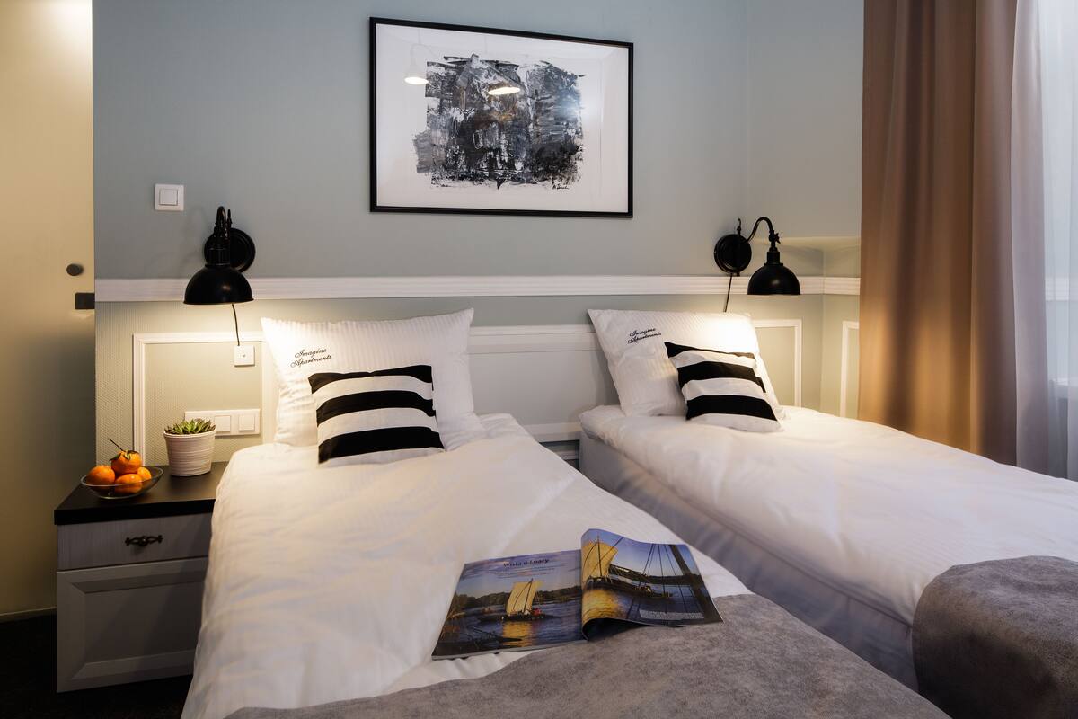 Roupas de cama premium, cofres nos quartos, escrivaninha