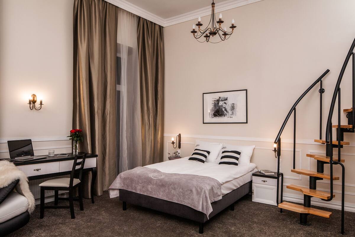 Roupas de cama premium, cofres nos quartos, escrivaninha