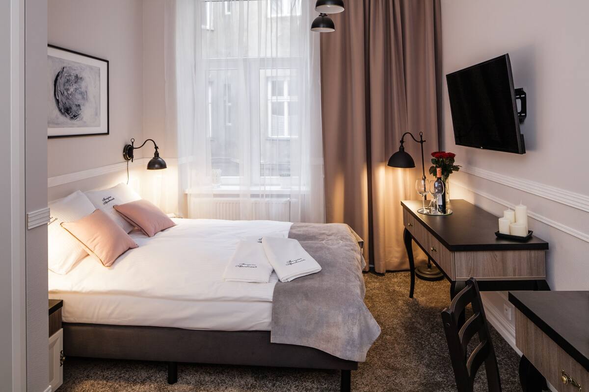 Roupas de cama premium, cofres nos quartos, escrivaninha
