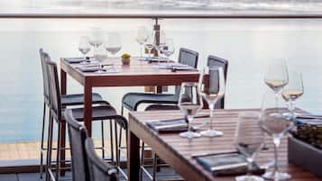 2 restaurantes: servem pequenos-almoços, almoços, jantares e brunches
