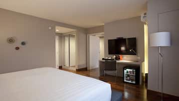 Suite-Estúdio Deluxe | Minibar, cofre no quarto, secretária